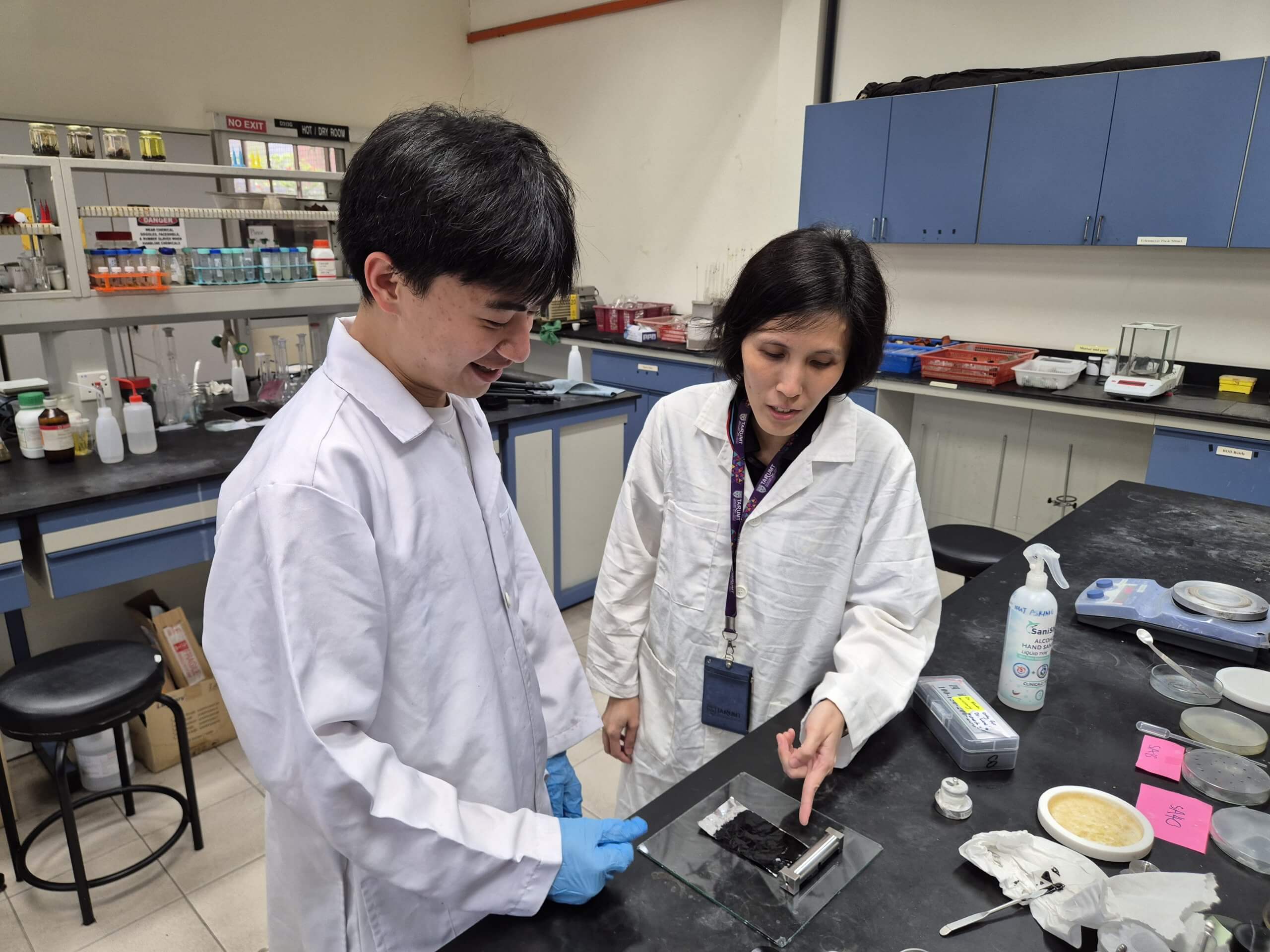 Dr Liew Chiam Wen with a student